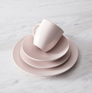 The Best Pink Dinnerware To Girly Up Your Table - The Mood Guide