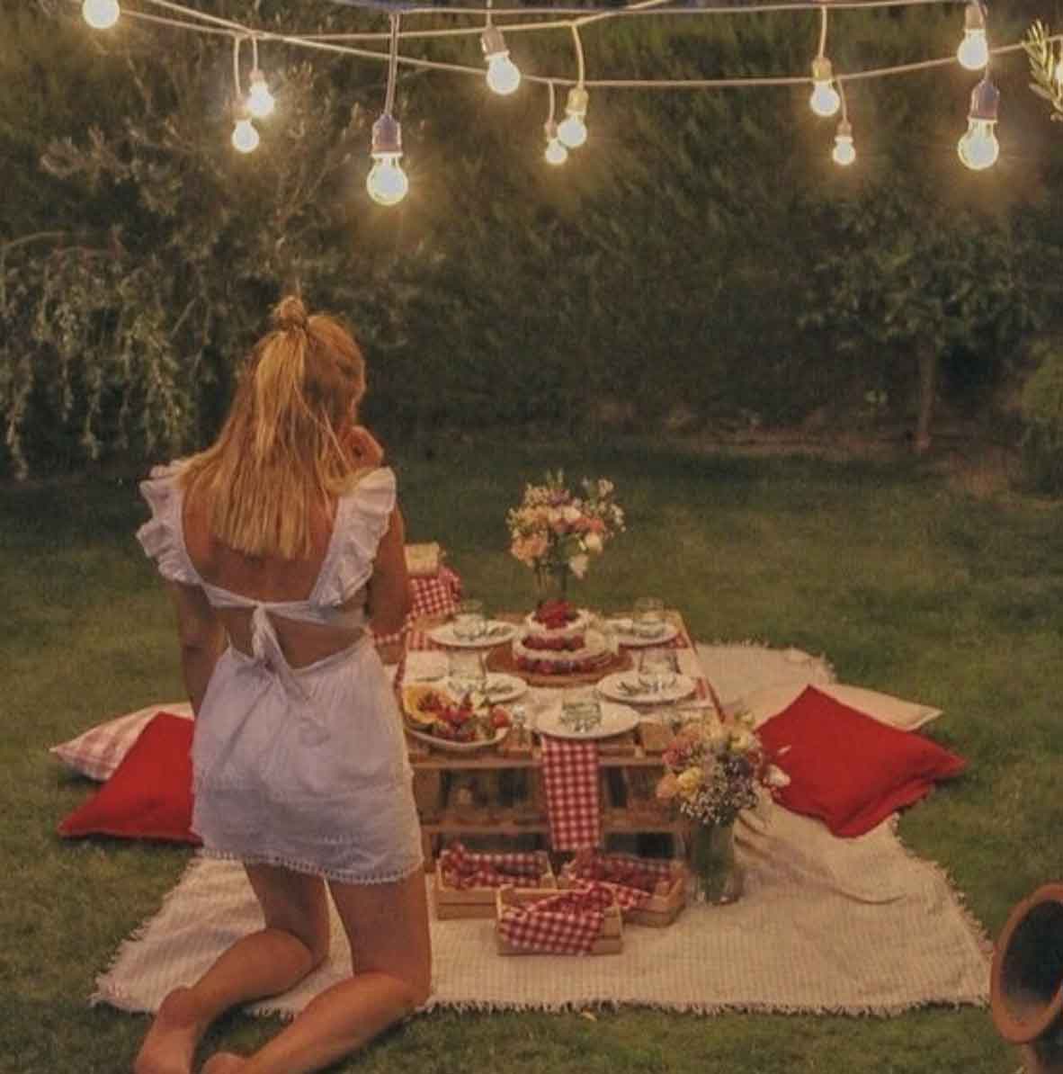 Everything You Need to Set the Perfect Cottagecore Picnic - The Mood Guide