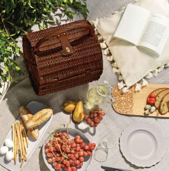 Everything You Need to Set the Perfect Cottagecore Picnic - The Mood Guide