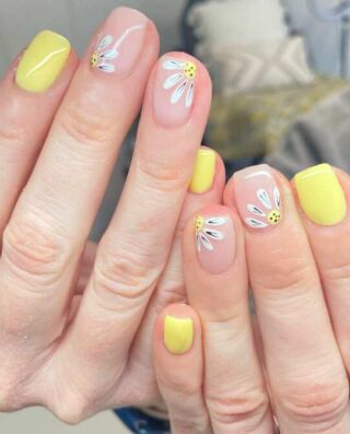 97 Yellow Nails Designs To Uplift Your Manicure Right Now - The Mood Guide