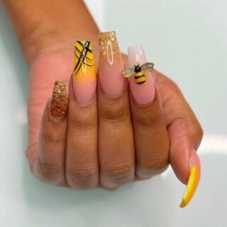 49 Bee Nails Designs To Try Right Now (+ Bee hives, Honeycombs ...