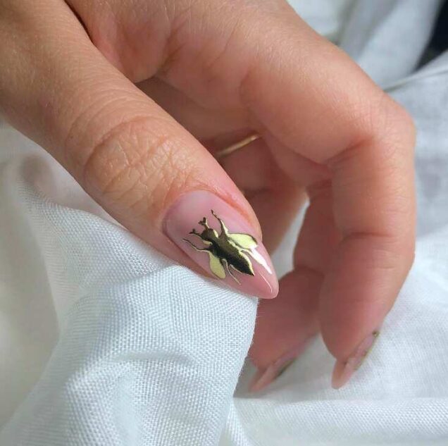 49 Bee Nails Designs To Try Right Now (+ Bee hives, Honeycombs ...