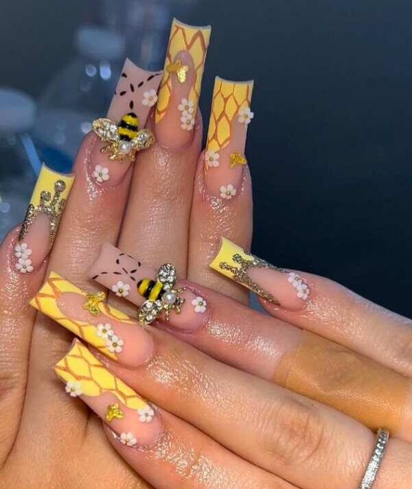 49 Bee Nails Designs To Try Right Now (+ Bee hives, Honeycombs ...