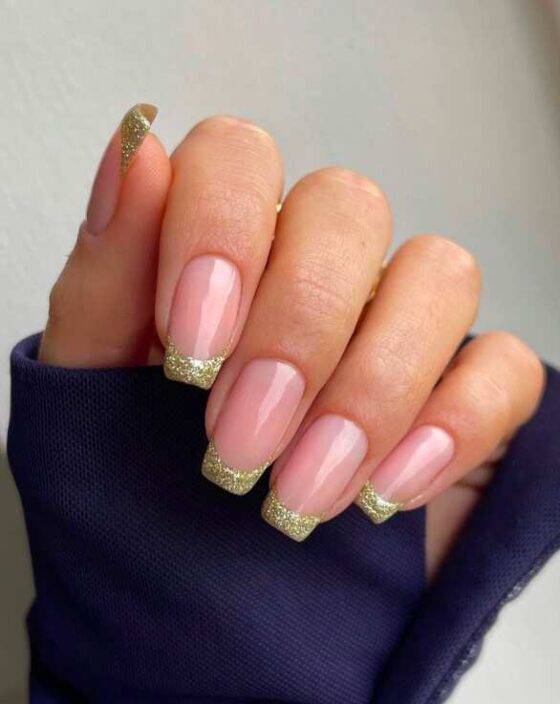 Gold Nails Ideas & Designs To Try Right Now - The Mood Guide