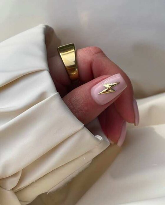 Gold Nails Ideas & Designs To Try Right Now - The Mood Guide