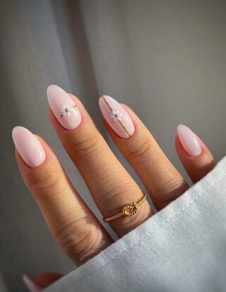 53 Daisy Nails Designs & Ideas To Try Right Now - The Mood Guide