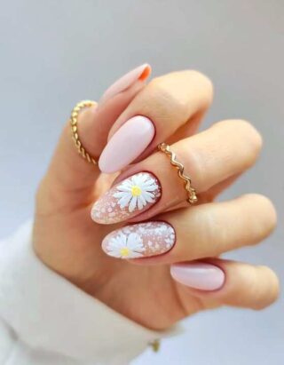 53 Daisy Nails Designs & Ideas To Try Right Now - The Mood Guide