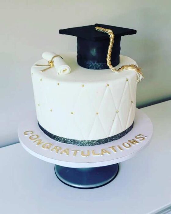 30 Aesthetic Graduation Cake Ideas To Celebrate Your Big Win - The Mood ...