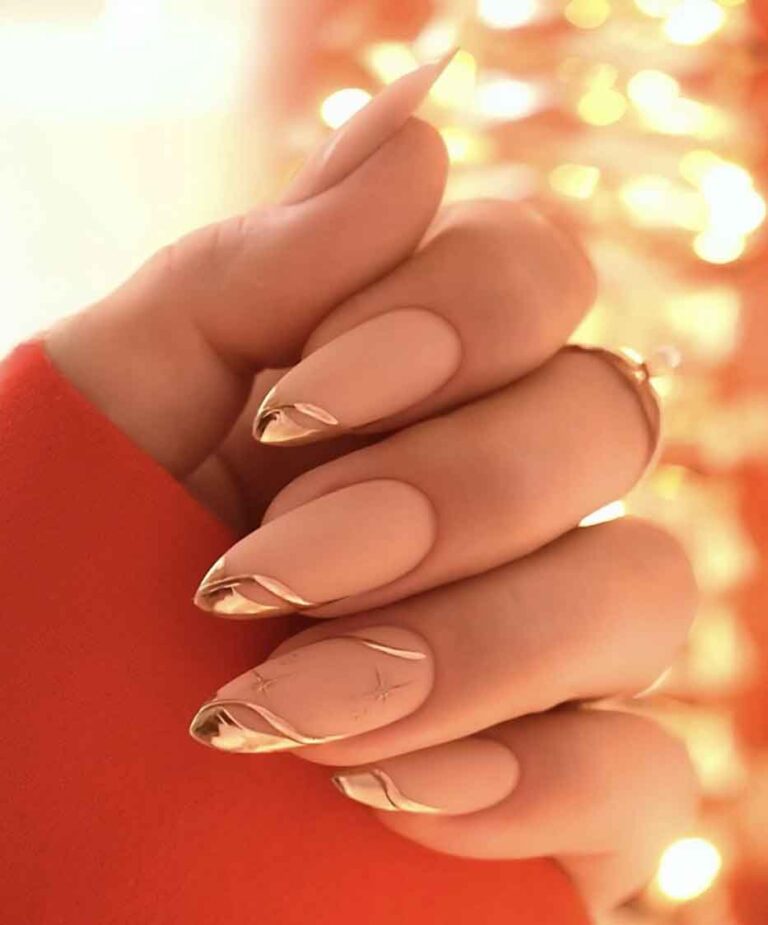 20 Chic Minimalist Christmas Nail Designs - The Mood Guide