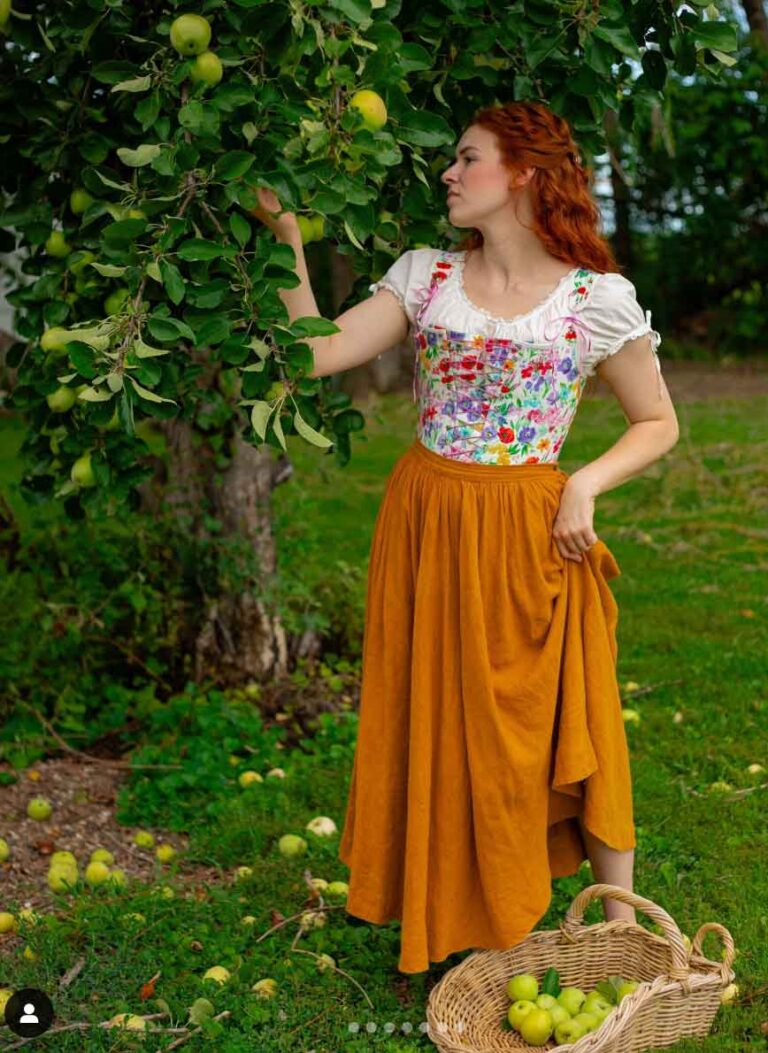 10+ Unexpected Colors & Mixes for Cottagecore Spring Outfits